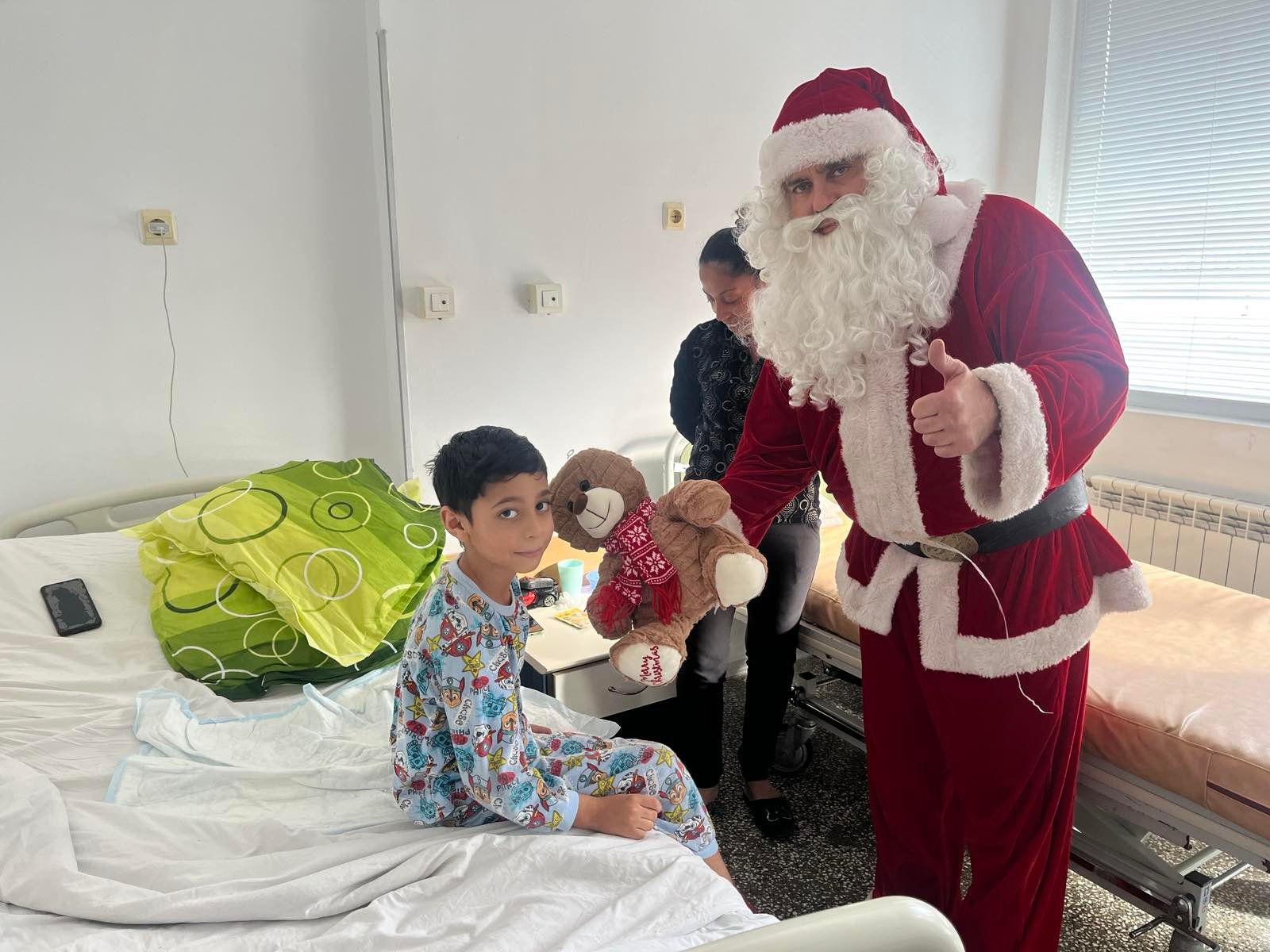 Дядо Коледа зарадва малките пациенти на МБАЛ „Света Анна – Варна“ - СайтЪТ